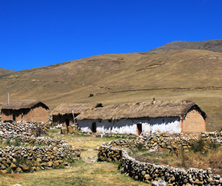 Exploring Houses Around the World - Globe Trottin' Kids